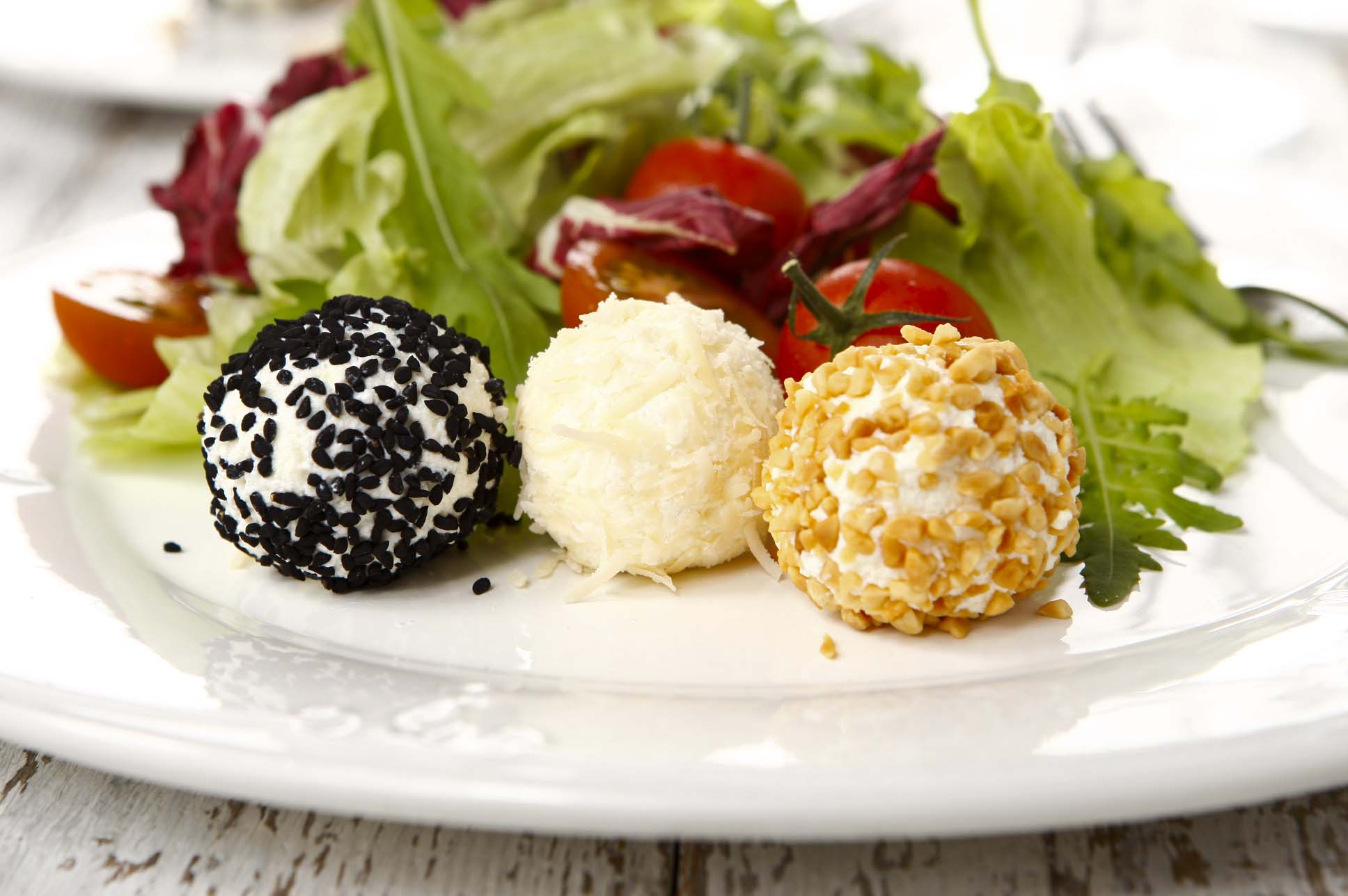 Tarkuoto sūrio DŽIUGAS® rutuliukai su salotomis - Džiugas House